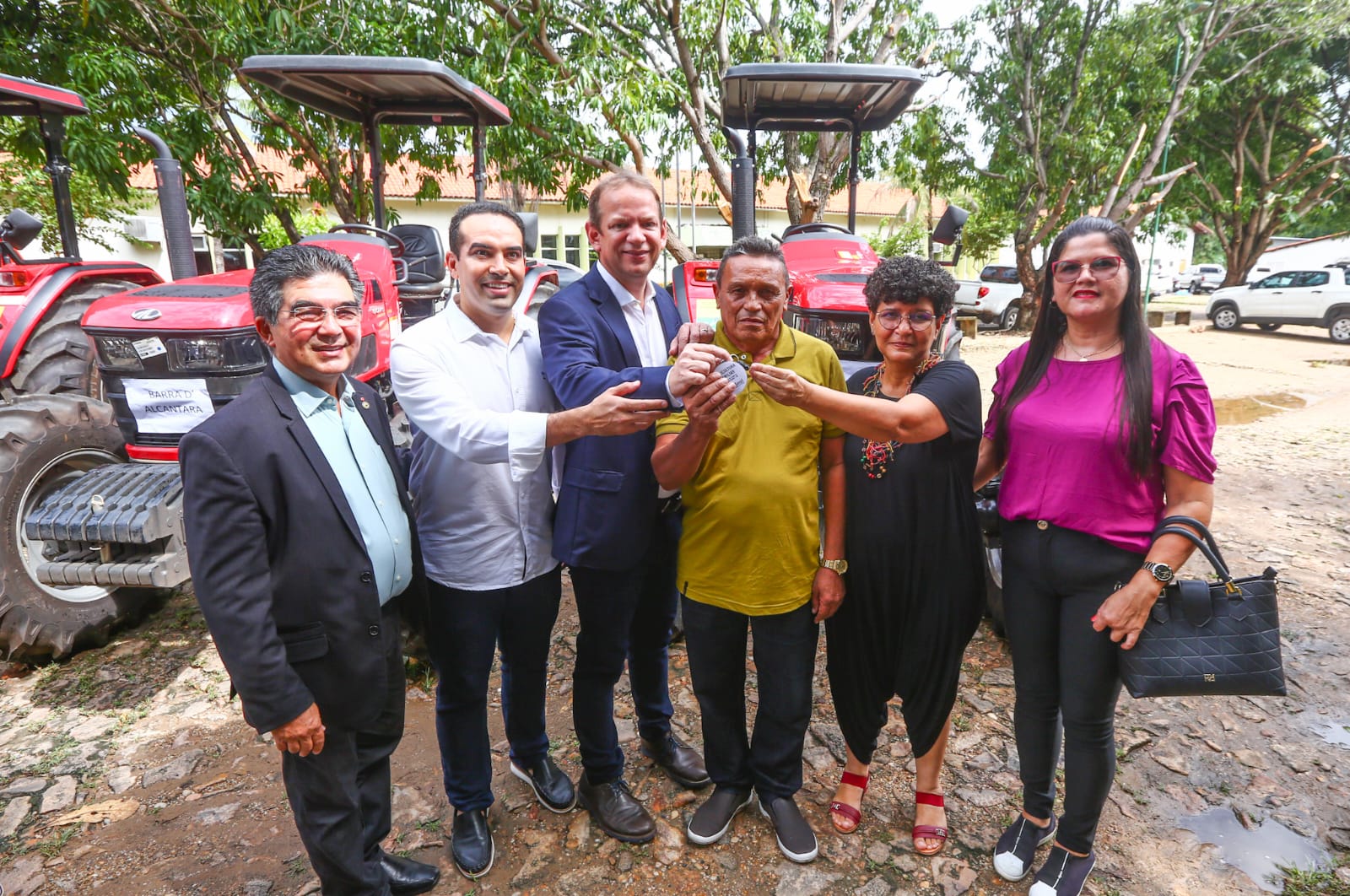 Governo entrega tratores e implementos agrícolas a agricultores ...
