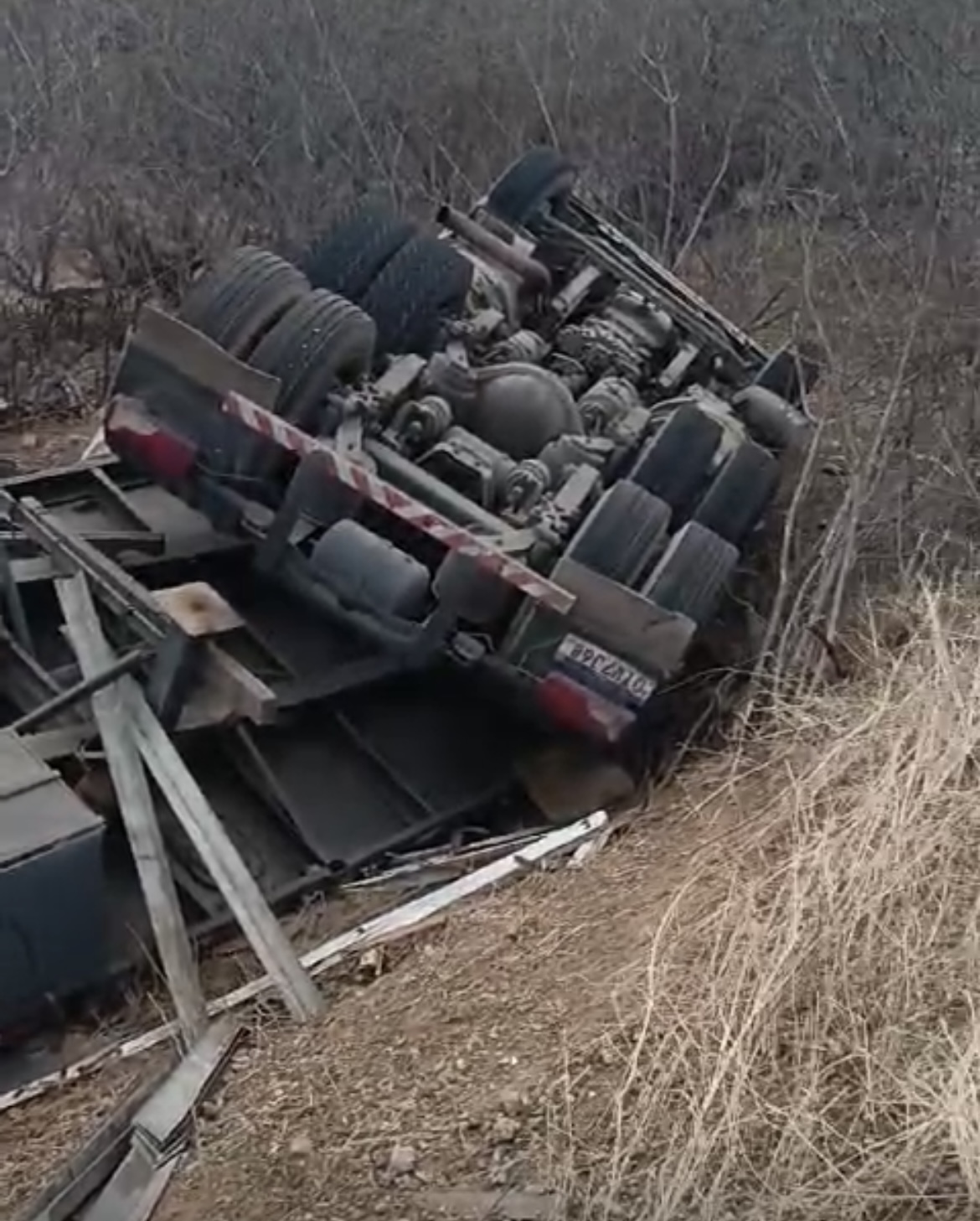 Motorista morre após carreta tombar na PI-142 entre Caldeirão e ...