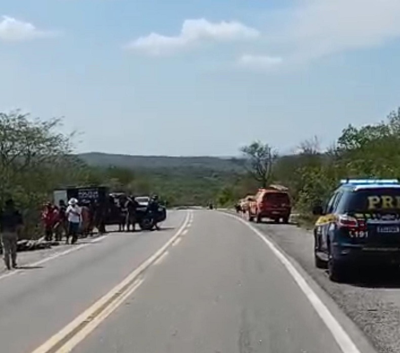 Condutor de caminhão morre após colisão com carro e ficar preso às ...